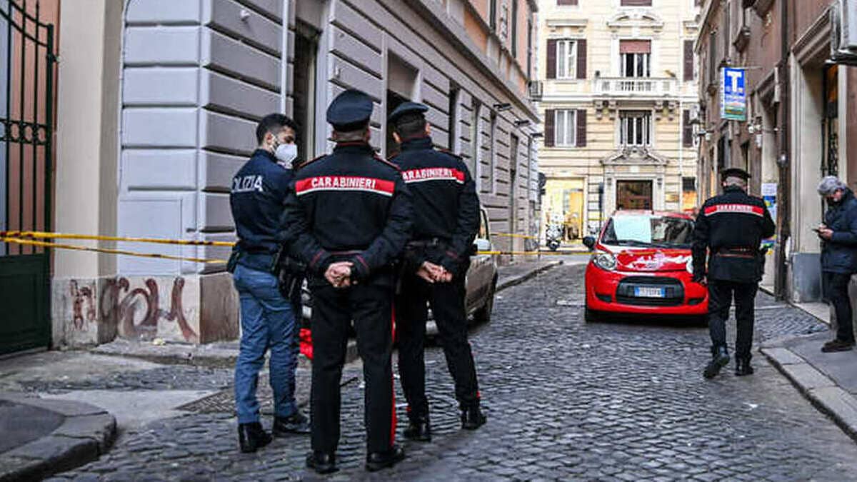 Roma, prof di spagnolo cade dal terzo piano: è grave Roma, prof di spagnolo cade dal terzo piano: è grave