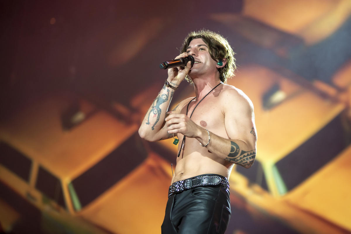 Rkomi insuperabile: nuova fiamma e impegno per il sociale