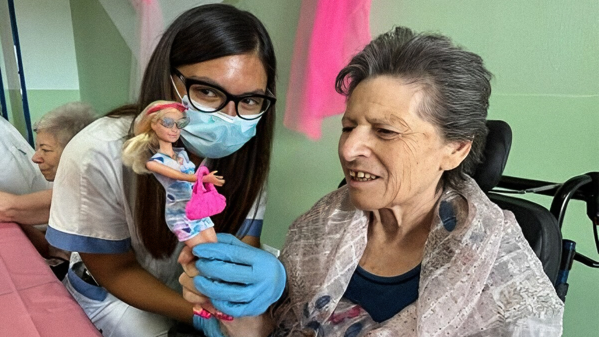 Alzheimer, RSA propone la barbie terapia: Alzheimer, RSA propone la barbie terapia:
